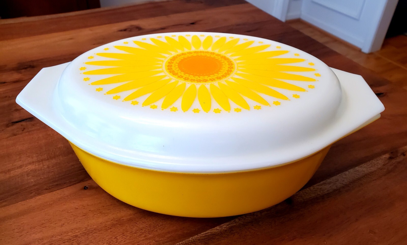 Vintage Pyrex Yellow Daisy Sunflower 2 1/2 Quart Covered Casserole Dish ...