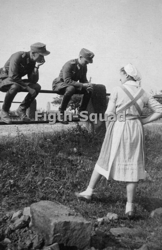 WW2 Picture Photo German Red Cross nurse Frontschwester w soldiers 7546 ...
