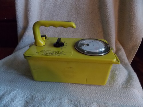 Vintage 1962 Victoreen instrument company Geiger counter cdv-715. Model ...