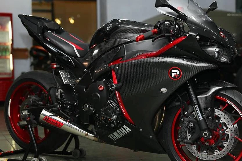 2022 Yamaha R1 Raven Edition