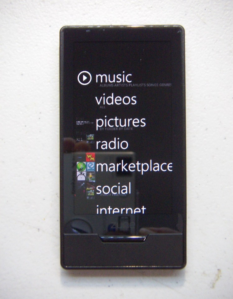 Microsoft Zune HD (16GB) Digital Media MP3 Player Black. Works great ...