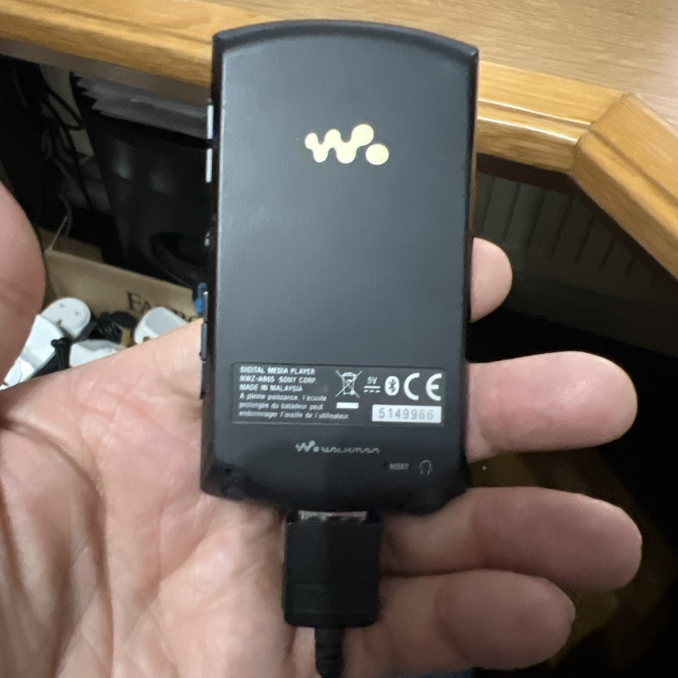 Sony Walkman NWZ-A865 Digital Media Player MP3 (TOUCH SCREEN) bundle ...