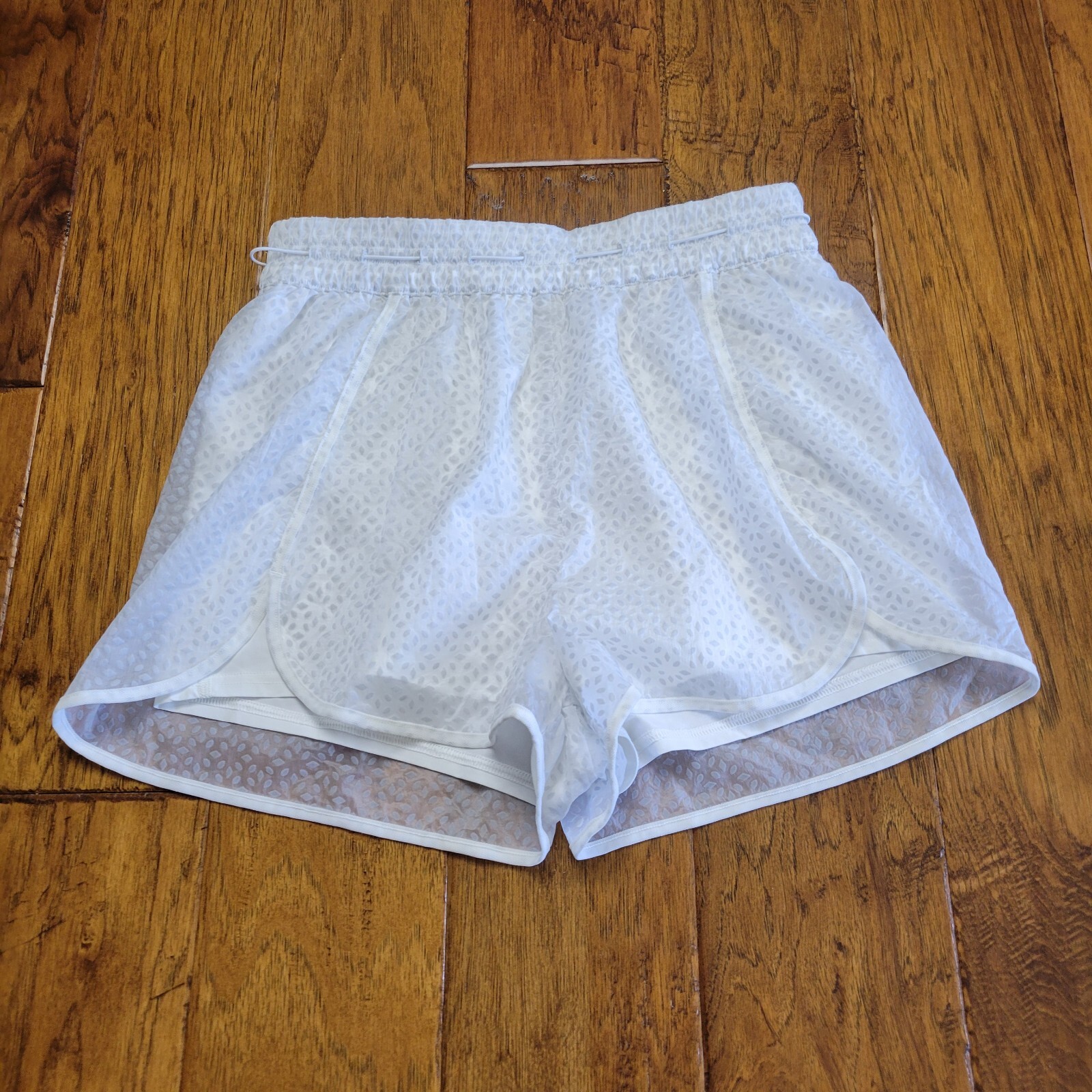 Lululemon Find Your Flock Lined Shorts Women's 4 Whit… - Gem