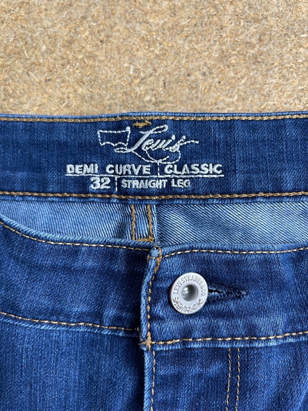 Levi's Women's jeans Demi Curve Classic Straight Leg … - Gem