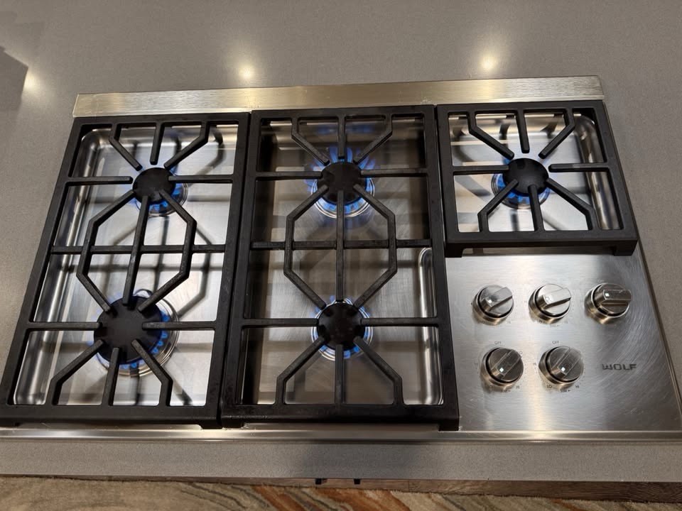 Wolf 36" Professional LP Gas Cooktop 5 Burners Red Knob CG365P/S/LP SO ...