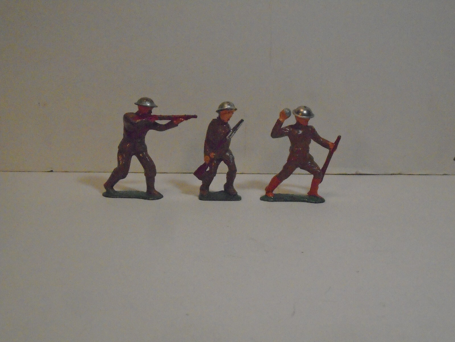 BARCLAY ELASTOLIN LINEOL MANOIL RARE TRENCH WITH BARBED WIRE 3 SOLDIERS ...