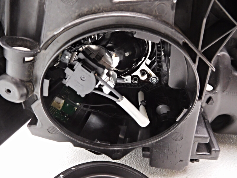 OEM Left Driver Side Mercedes Benz GLE Headlight Inner Mount Tab ...