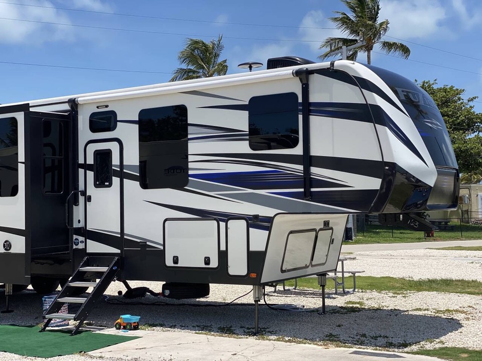 2019 Fuzion 5th Wheel Toy Hauler Camper RV Florida Great Shape Clean L ...