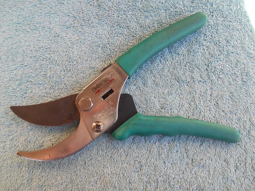 VINTAGE WALLACE PRO USA HAND PRUNERS. WORK NICE. JUST DON'T LOCK CLOSED ...