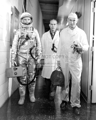 JOHN GLENN ASTRONAUT PRIOR TO FRIENDSHIP 7 LAUNCH - 8X10 NASA PHOTO (EP ...