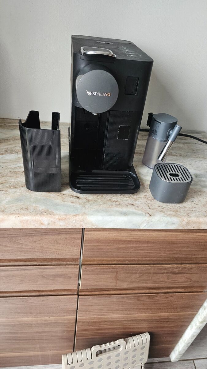 Nespresso Lattissima One Coffee and Espresso Maker by De Nespresso Lattissima One Coffee and Espresso Maker by De
