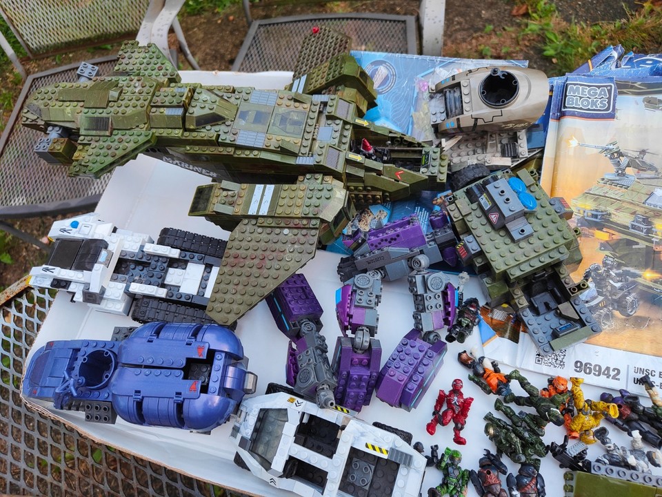 Huge mixed Halo Mega Bloks Bundle vehicles mini figures base plates ...