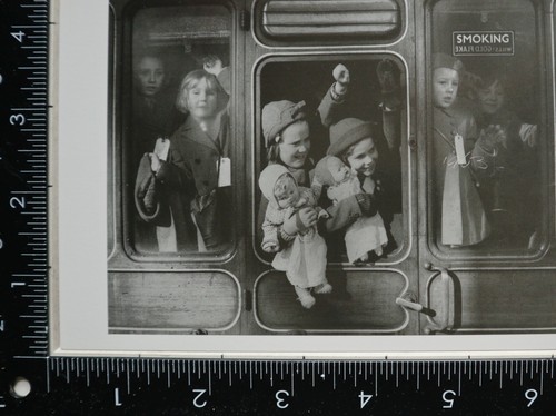 VINTAGE POSTCARD WW2 BRITISH HOME FRONT CHILD EVACUEES ON TRAIN | eBay