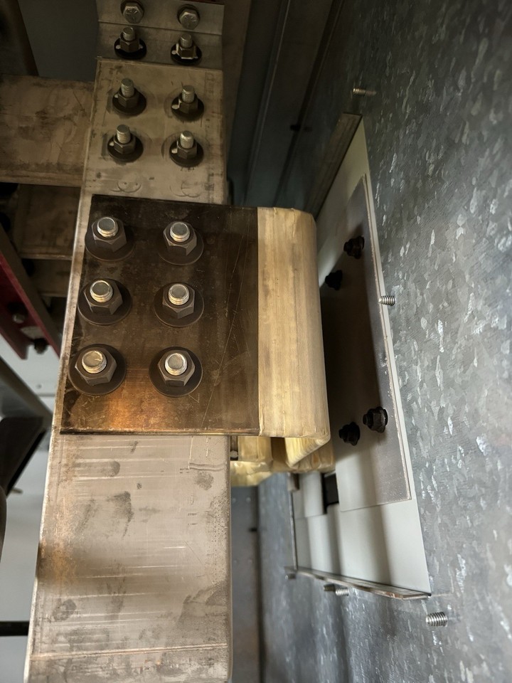 Siemens 1600 Amp Main Breaker Panelboard 480/277V Panel with Vertical ...