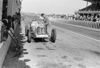 Hugh Hamilton, Maserati 26M, makes a pit stop 1934 Motor Racing Old ...
