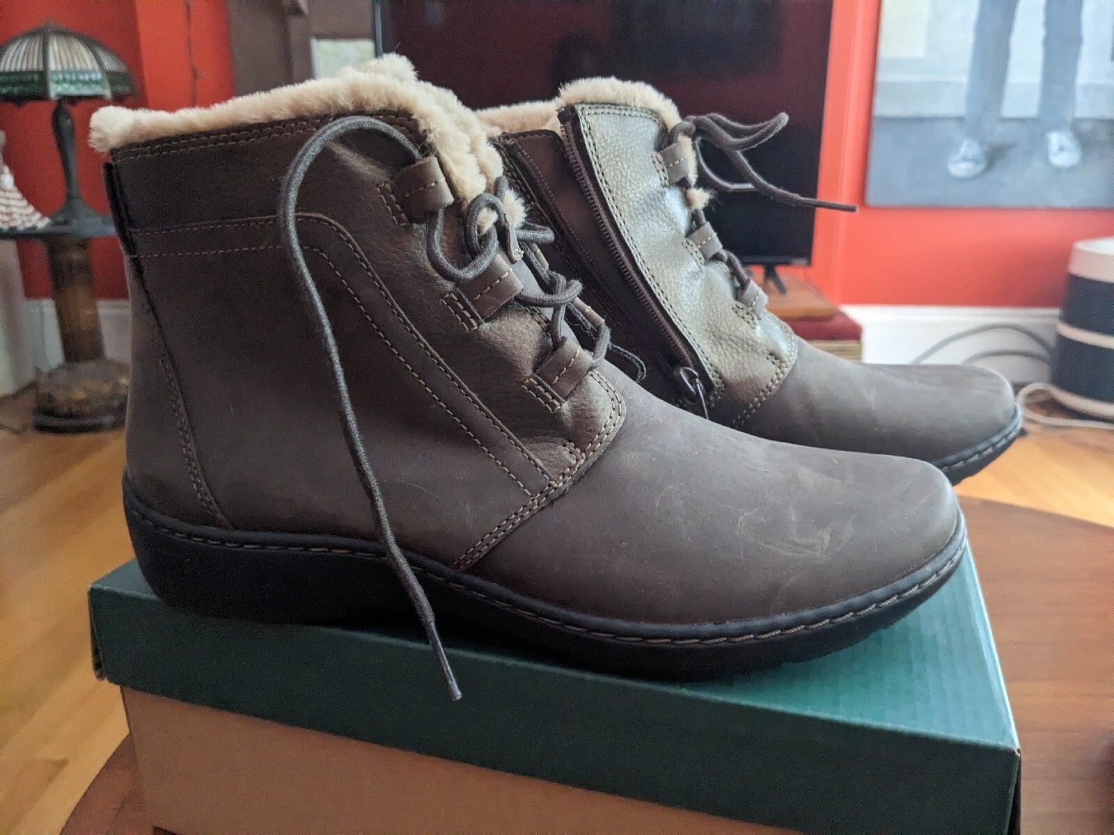 $109 CLARKS FURRY CHUKKA LEATHER BOOTS/BOOTIES Womens 8 Zip Lace Up ...