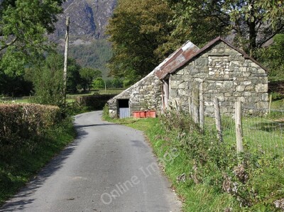 Photo 6x4 Roadside barn in Cwm Cywarch Aber-Cywarch Looking slightly ...