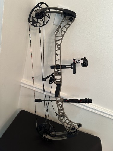 Mathews V3X 33 RH Bow, Granite 70#, 28" draw , rest, scope and ...