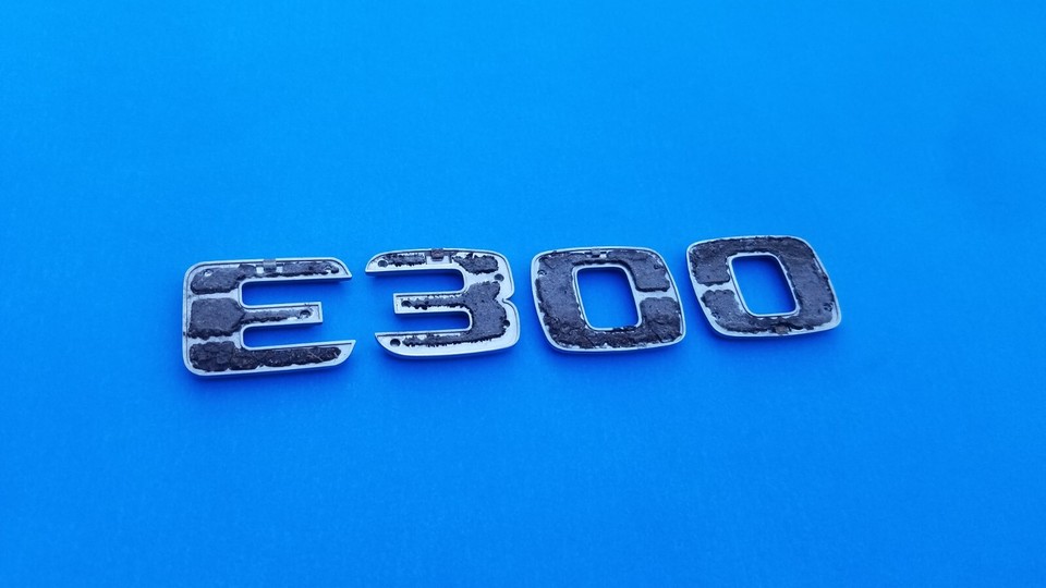 96 97 98 99 00 01 02 MERCEDES E300 REAR TRUNK LID EMBLEM LOGO BADGE ...