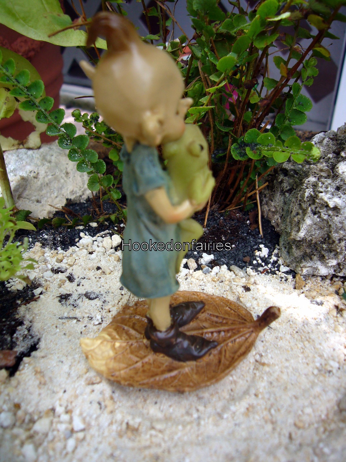 Miniature Garden Pixie Hugging Frog TO 4320 Fairy Gnome Hobbit Garden ...