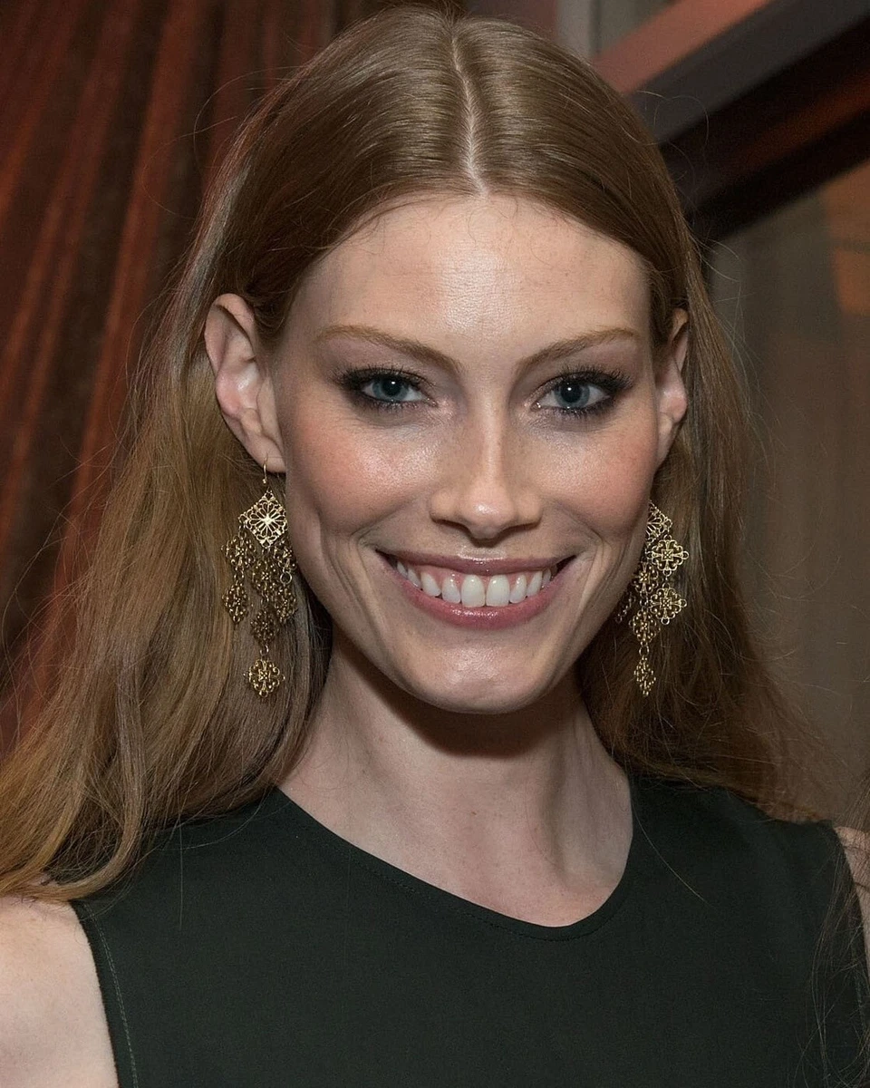 Alyssa Sutherland Hot
