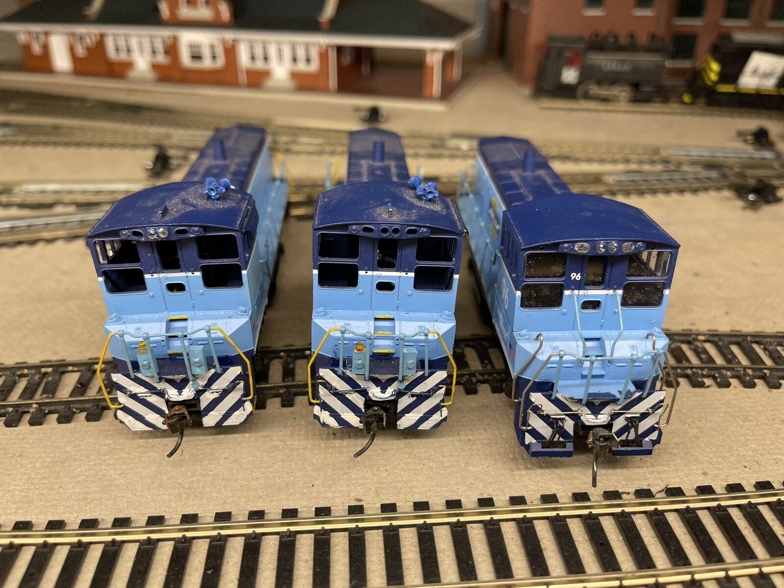 HO Scale 3 Athearn SW1000 freight yard | Grelly USA