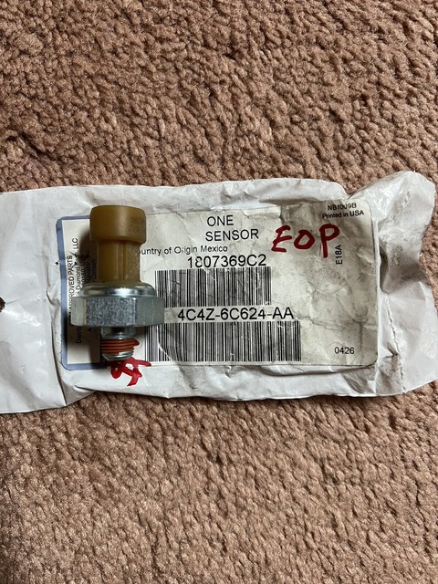 Genuine International Navistar 1807369C2 Oil Pressure Sensor Dt466e ...