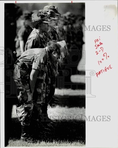 1986 Press Photo Heat gets to Fort Sam Houston medic during parade ...