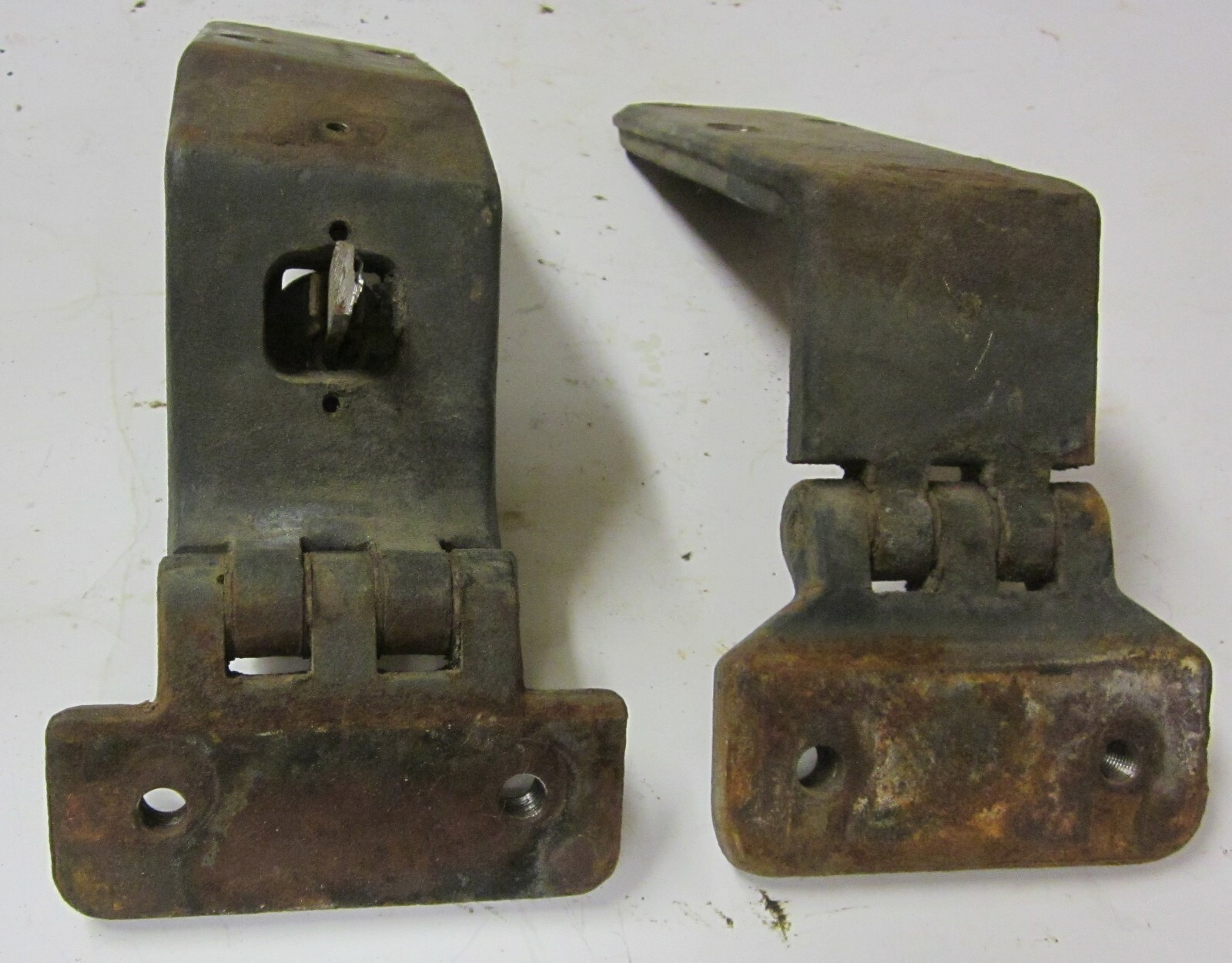 1968 Volvo 1800S RH Passenger ? Door Hinge Pair (2) Hinges Used Orig ...