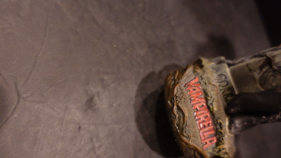 UNKNOWN MAKER RESIN MONSTER MODEL - VAMPIRELLA | eBay