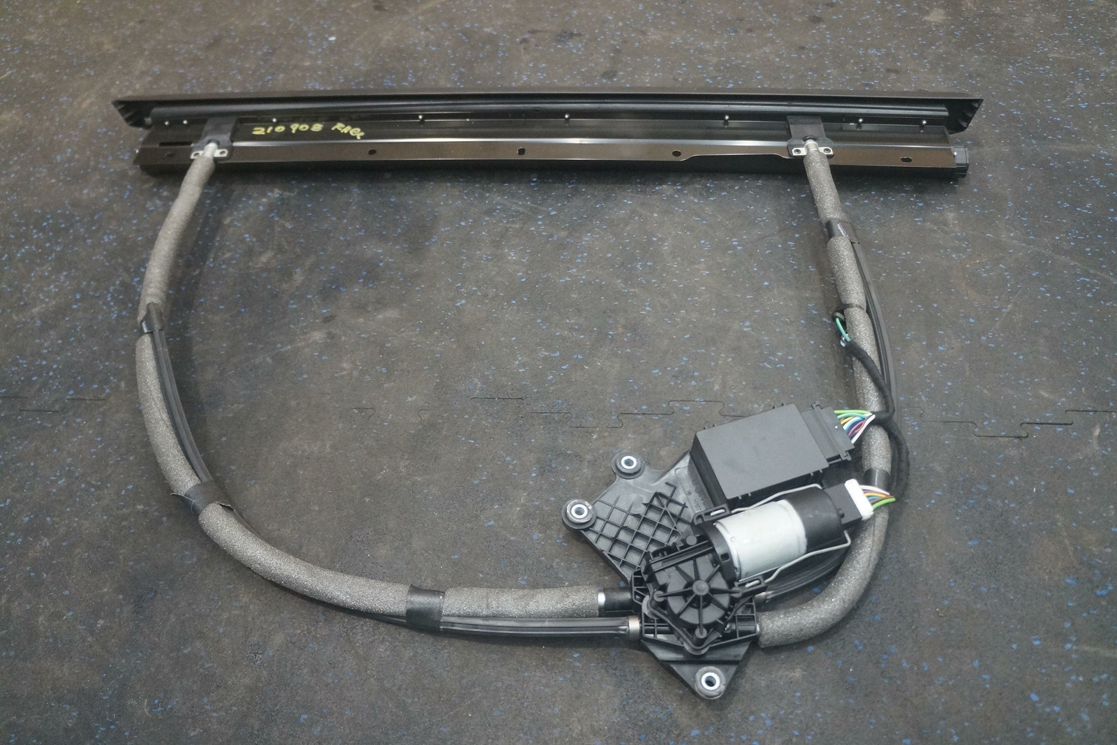 Rear Right Door Window Sun Shade Blind 670119706 Maserati Quattroporte ...