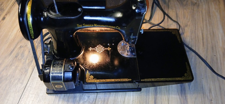 Vintage Singer Featherweight 221 Sewing Machine Serial Number AK604338 ...
