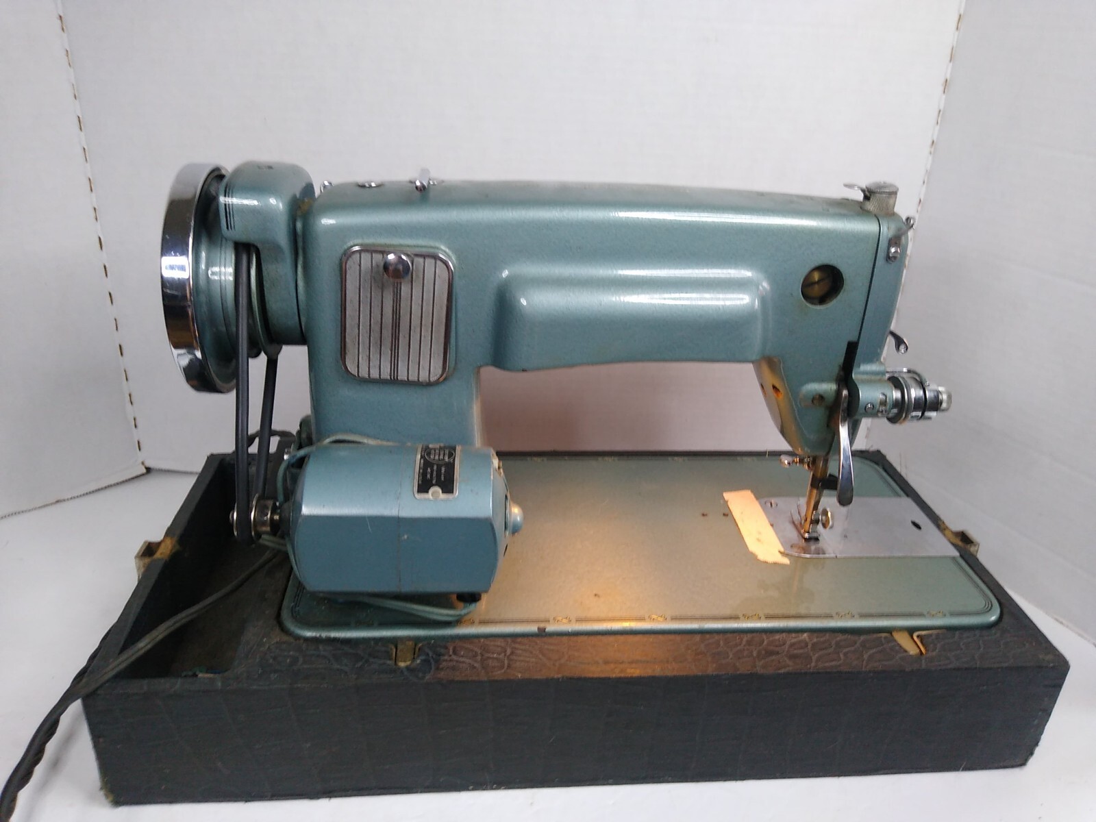 Kingston Deluxe Precision Syncro-Matic Sewing Machine In Case | eBay