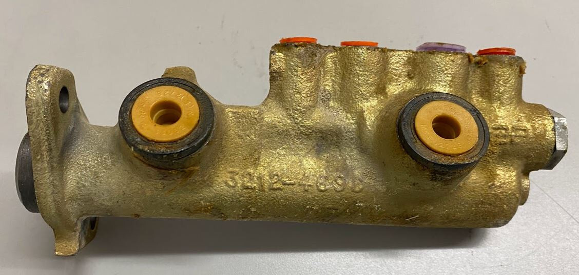 AP Lockheed Brake Master Cylinder - 25-08504 / P8878 - Fits Renault ...