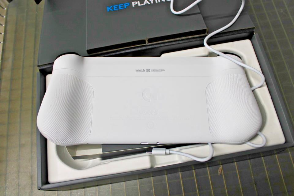 Logitech G Cloud Handheld Console 64GB Excellent Condition w/ Charger ...