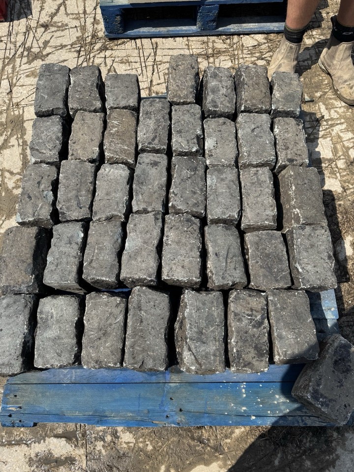 Black Basalt Granite Cobble Setts Reclaimed, Bulk Bag, 100 Ton 320m2 ...