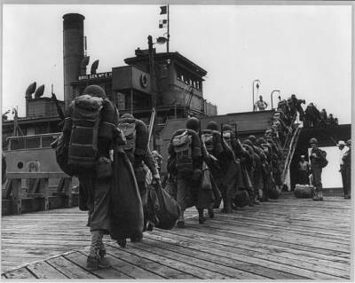 New York Port of Embarkment,World War II,WWII,Soldiers boarding ferry ...