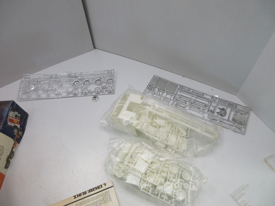 Amt Peterbuilt Cabover Pacemaker 352 Tractor Vintage Model kit 1/25 ...