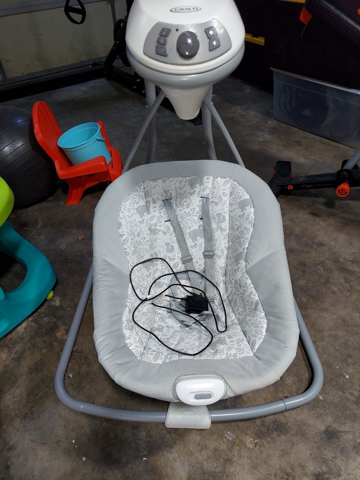 Graco Baby Swing, plug or battery operated, missing mobile part but ...