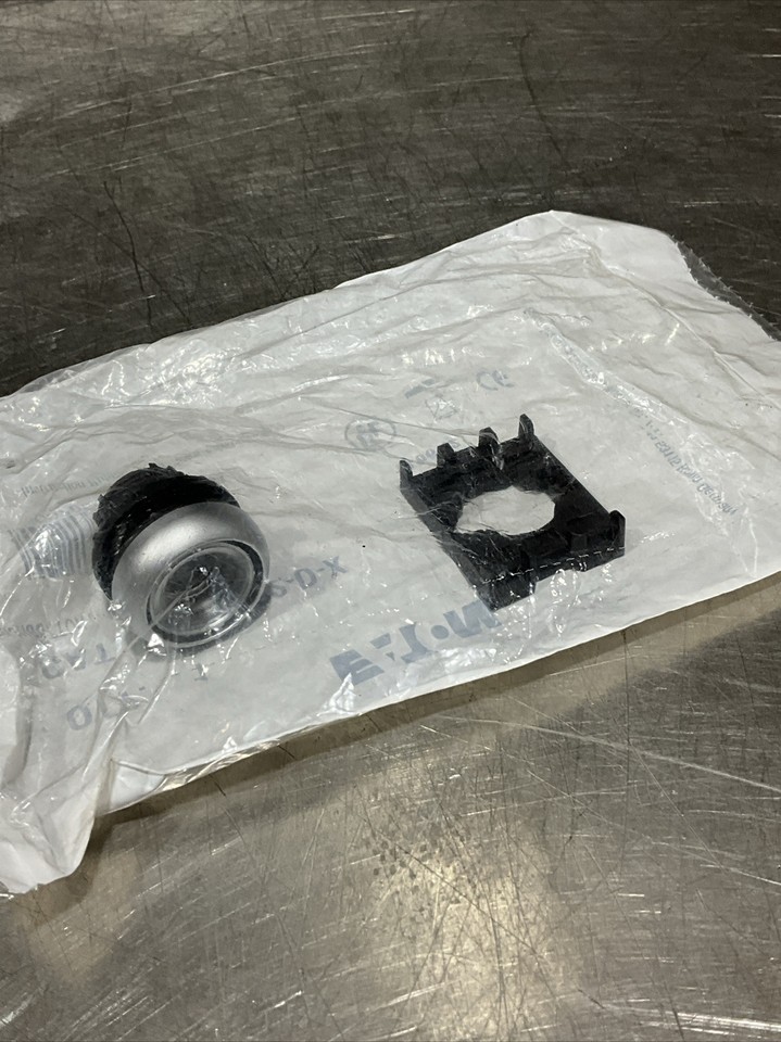 M22-D-X/K10 Pushbutton with M22-K10 22mm Klockner Moeller Eaton Nos ...