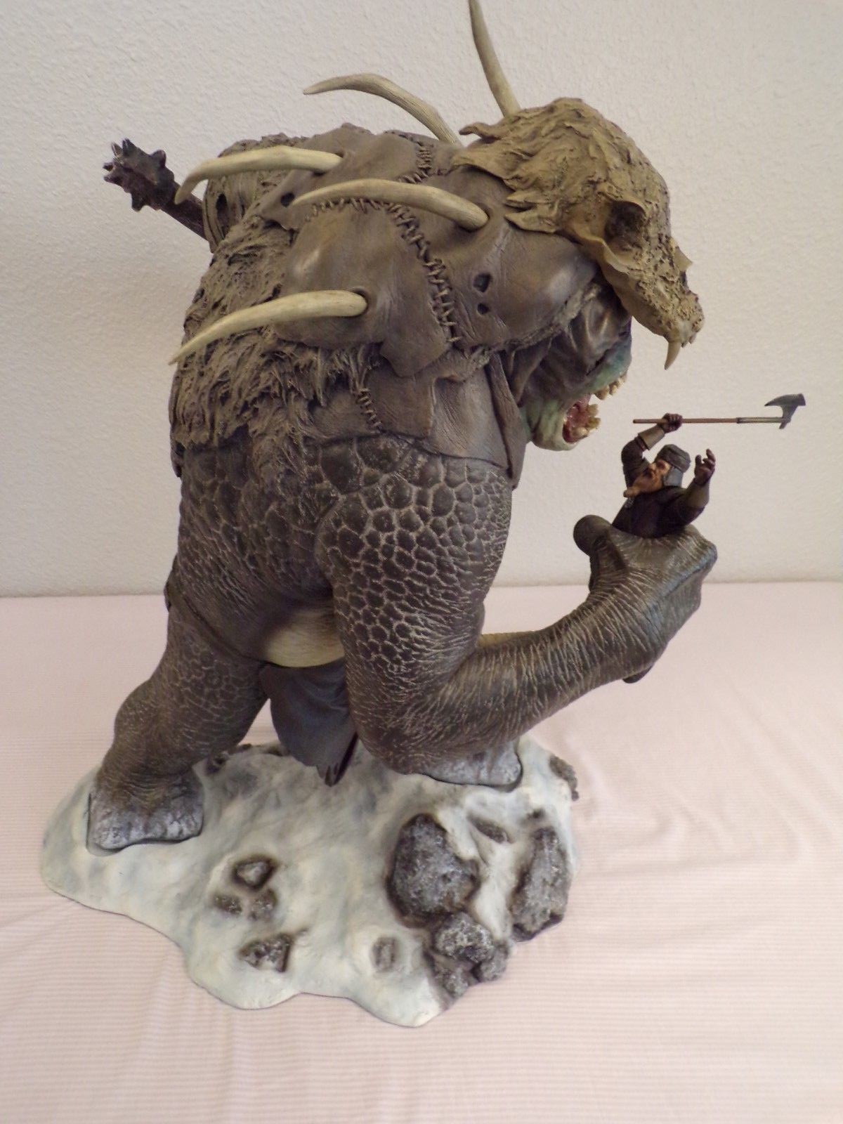 Snow Troll with Dwarf Lord of the Rings Statue Sideshow War in the ...