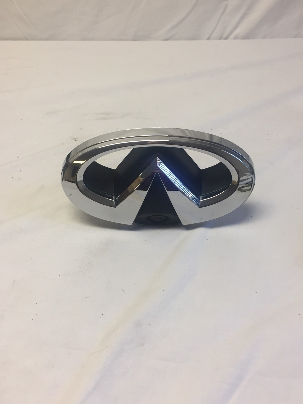 2011 2012 2014 INFINITI QX56 / QX80 FRONT GRILLE EMBLEM W/CAMERA OEM ...