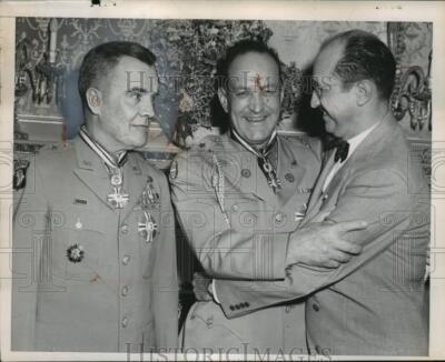1951 Press Photo Ambassador Luis Thomen congratulates Army Officials ...