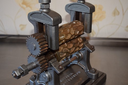 CANDY DROP ROLLER MACHINE | eBay