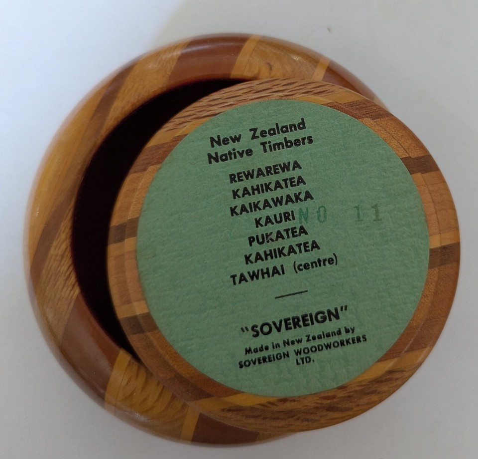 NATIVE TIMBERS OF NEW ZEALAND WOODEN TRINKET BOX INLAID SOVEREIGN ...