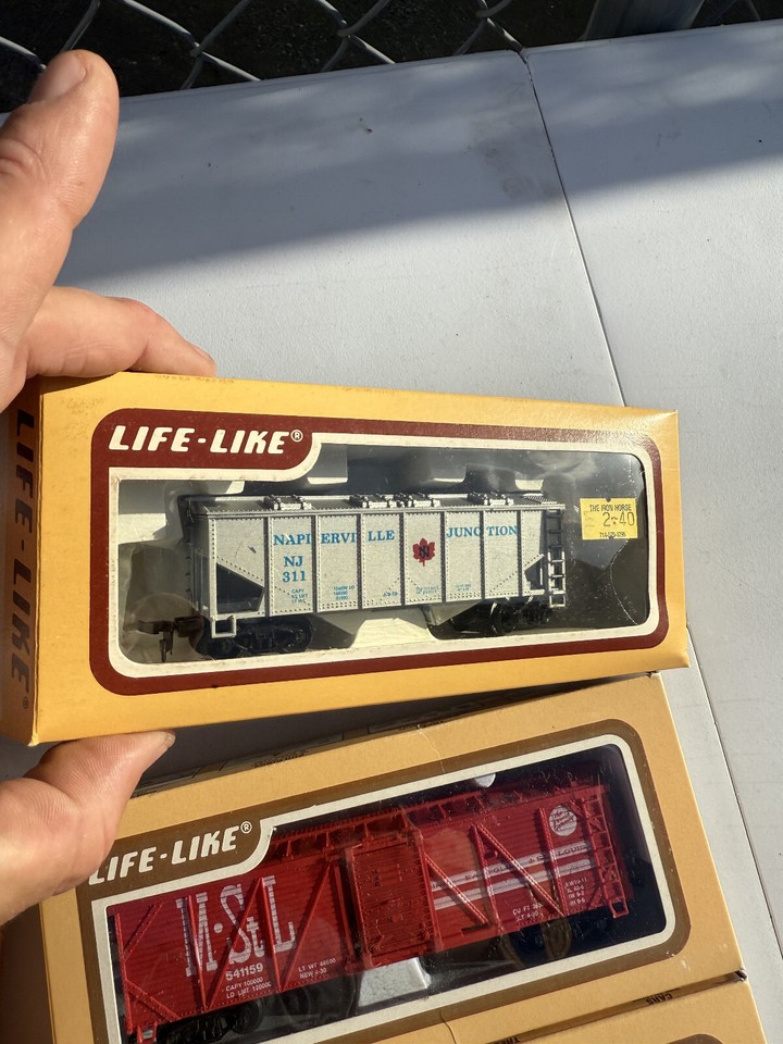 LOT OF 8 LIFE-LIKE HO TRAIN CARS & LOCOMOTIVE W/BOX HO#1 | eBay