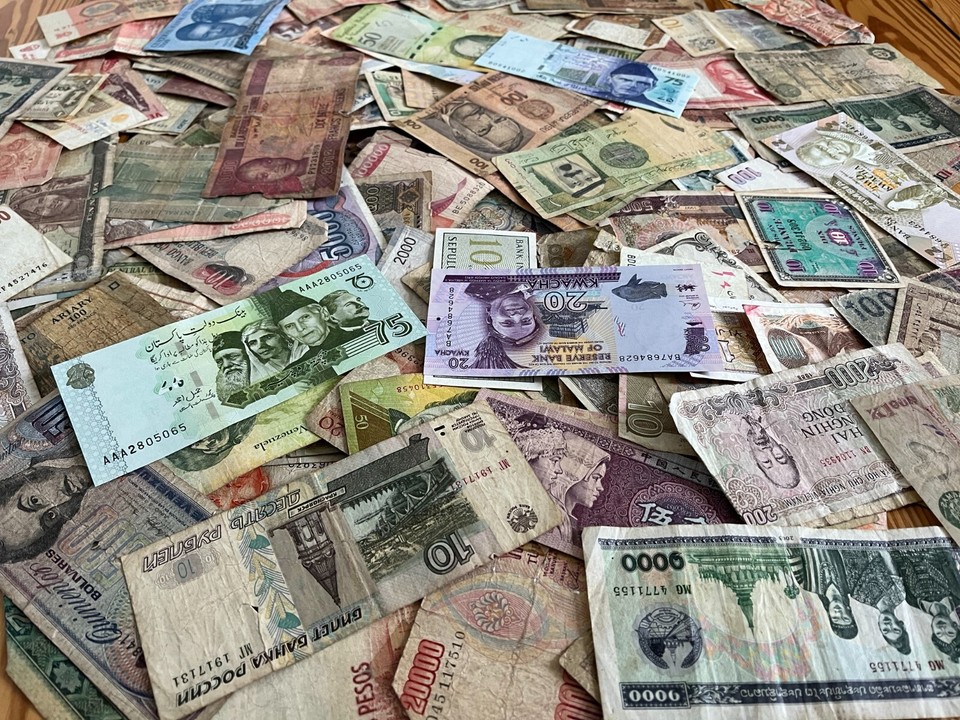 World Paper Currency Mix of 200 Very Heavily Circulated Assorted World ...