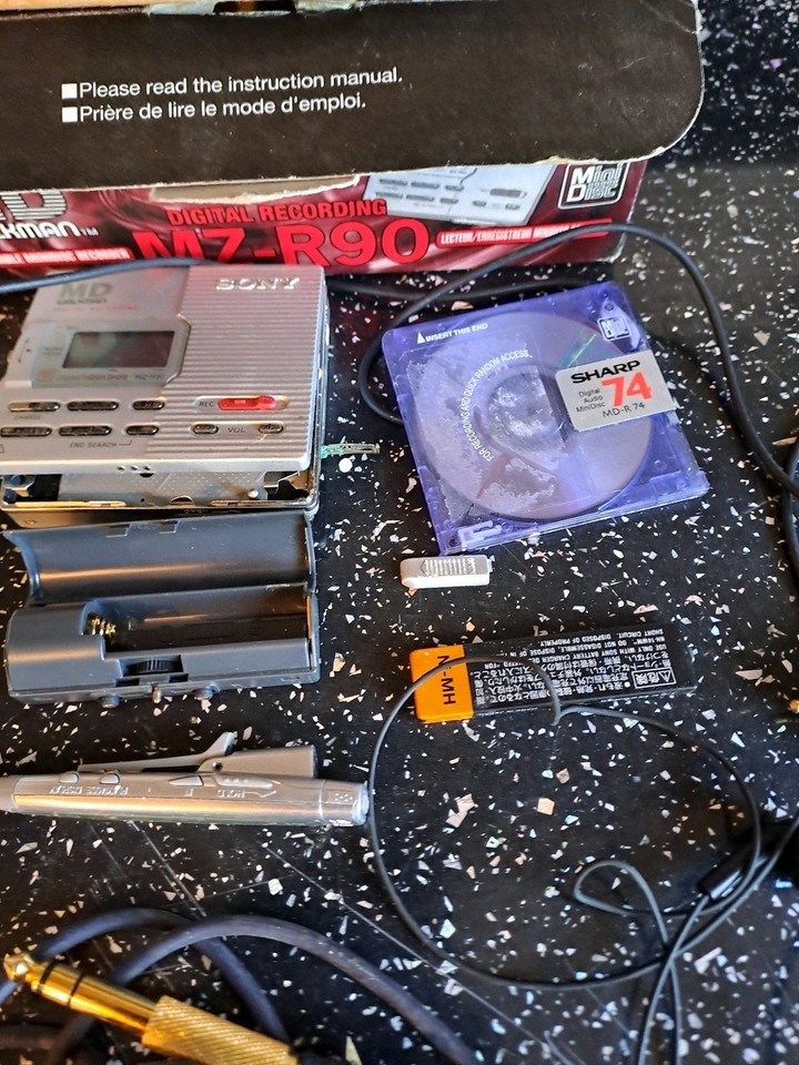 Sony MZ-R90 minidisc recorder with accessories, manual, headphones ...