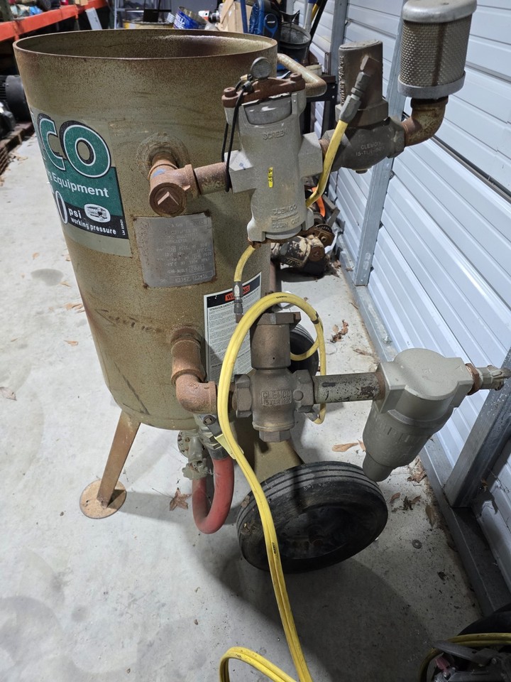 Clemco Classic 150 Sandblasting Pot Blast Machine w/ Hoses and Nozzle ...