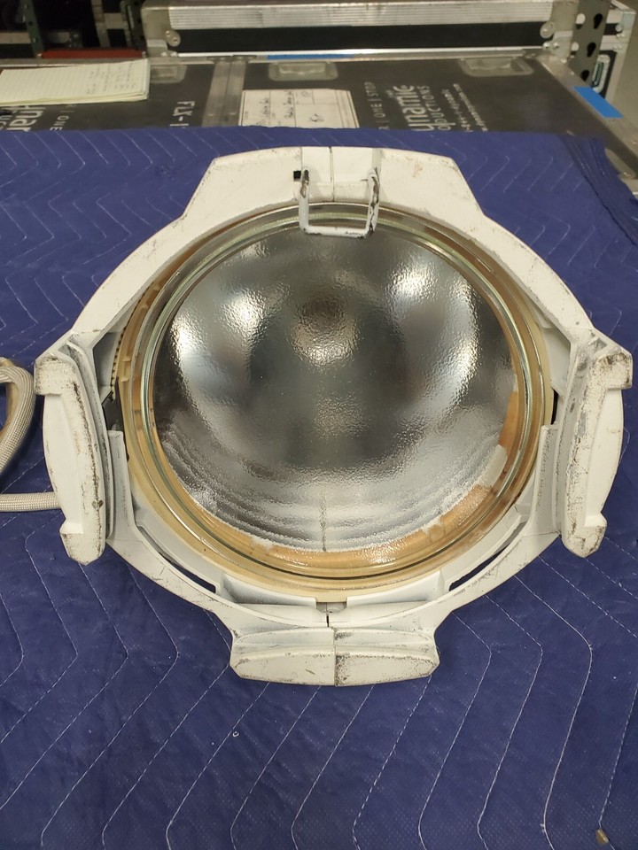 White ETC Source 4 Par W/ 575 Lamp Narrow Lens Edison Plug | eBay